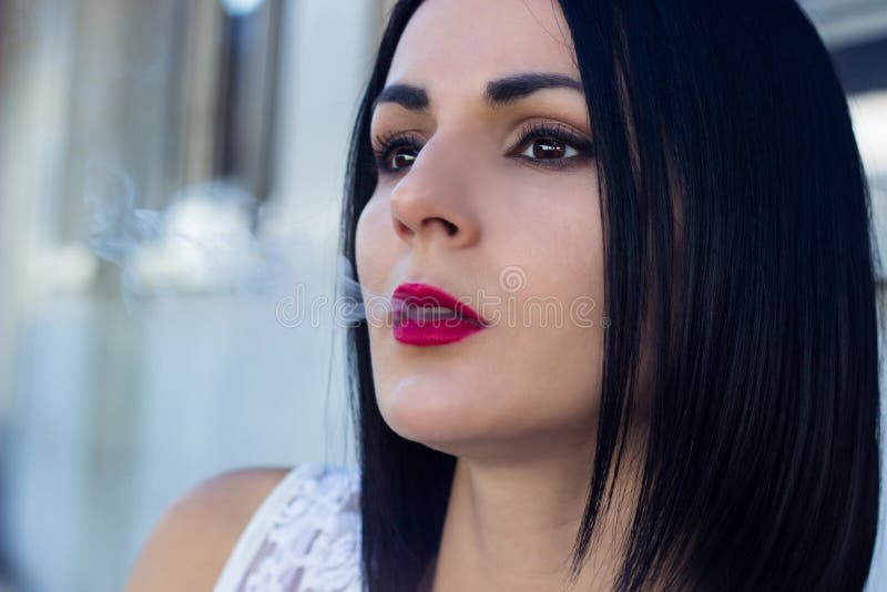 Jonge Vrouwenzitting En Rook Een Sigaar Stock Afbeelding - Image of ...