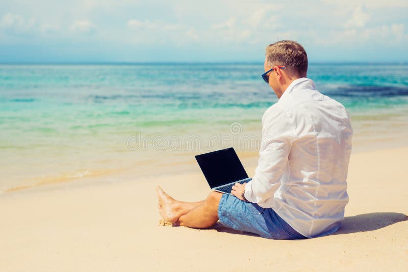 Jonge Zakenman Die Laptop Computer Op Het Strand Met Behulp Van Stock ...