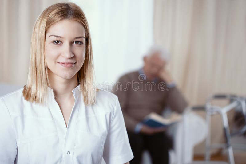 Jonge Zuster Met Blond Haar En Wit Uniform Stock Afbeelding - Image of ...