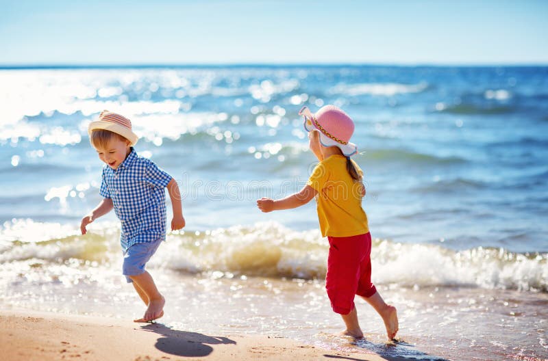 Jongen En Meisjes Het Spelen Op Het Strand Stock Foto - Image of ...