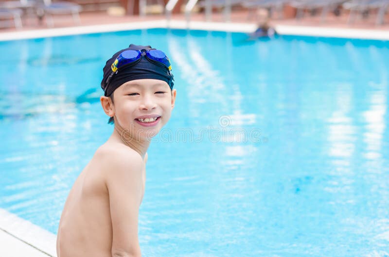 Jongen Gelukkig Bij Zwembad Stock Afbeelding - Afbeelding bestaande uit ...