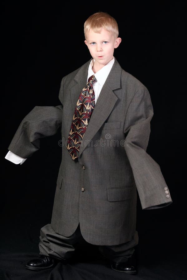 Jongen in Het Pak Van De Papa Stock Foto - Image of kaukasisch, scherp ...