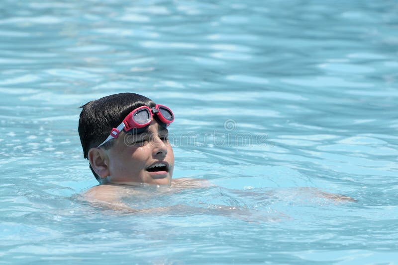 Jongen in Het Zwemmen in De Pool Stock Afbeelding - Image of tiener ...