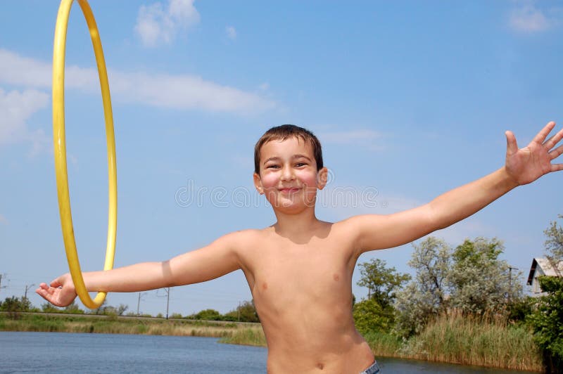 Jongen met een hoepel stock afbeelding. Image of ronde - 5225455