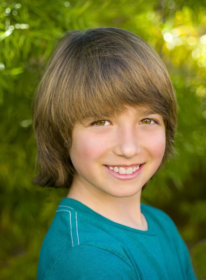 Jongen Met Prettige Glimlach Stock Foto - Image of bruin, groen: 24048518