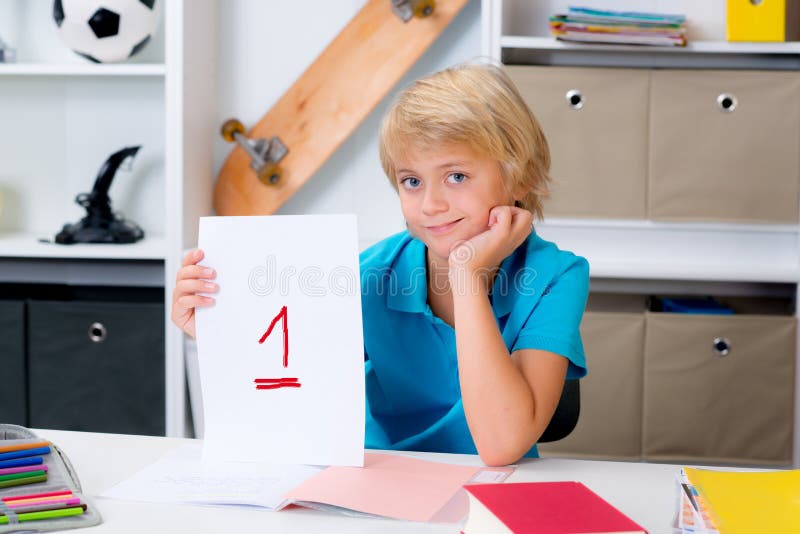 Jongen Op Bureau Met Goed Schoolrapport Stock Afbeelding - Image of ...