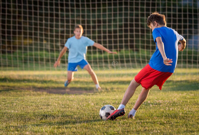 Jongen Op De Voetbal Opleiding Stock Foto - Image of voetbal, club ...