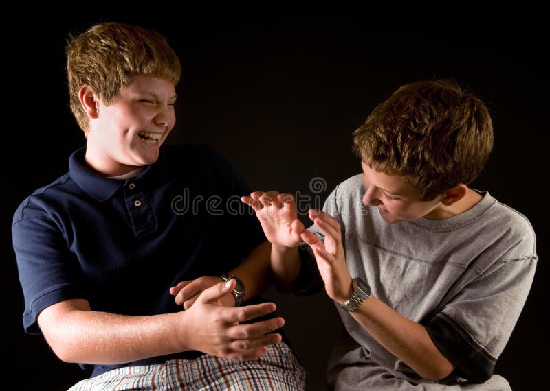 Jongens die elkaar plagen stock foto. Image of gelukkig - 10674678