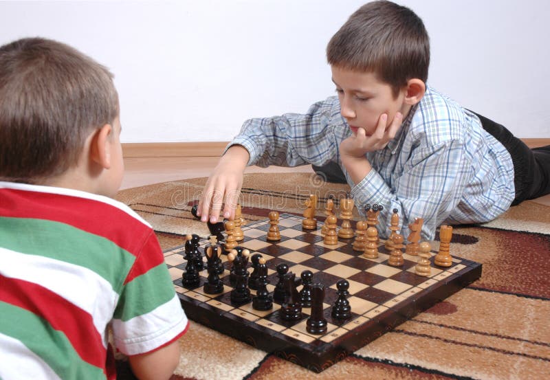 Jongens die schaak spelen stock afbeelding. Image of pand - 11588645