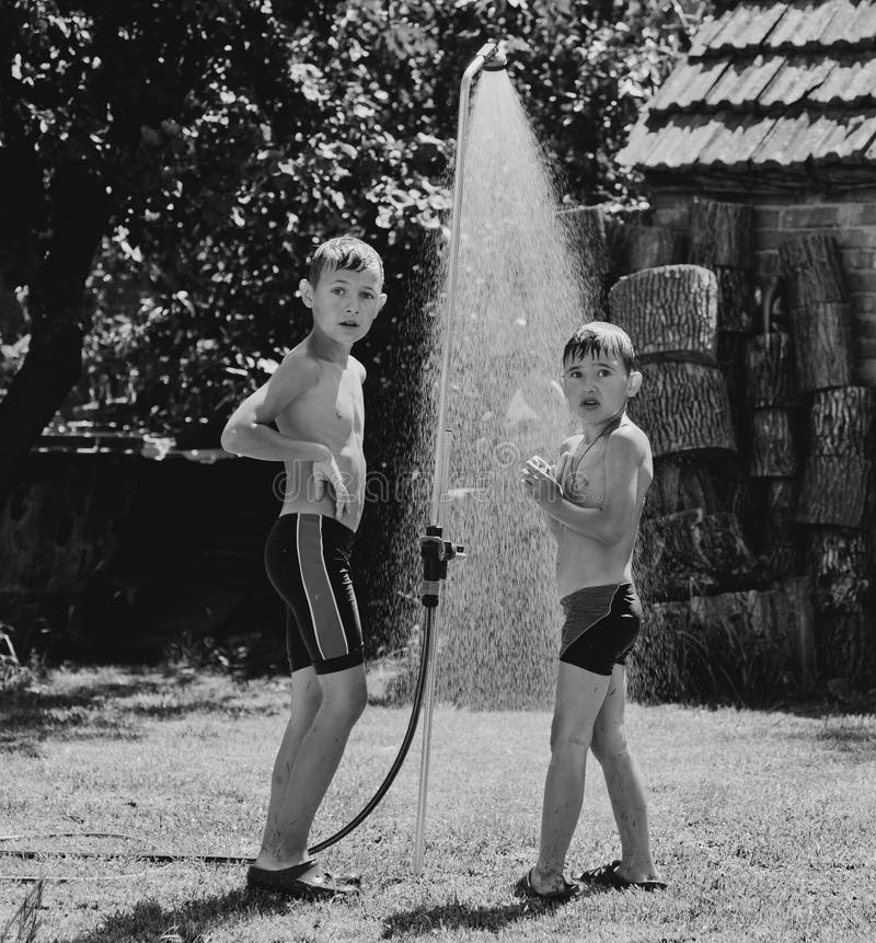 Jongens Onder Een Douche In De Tuin Stock Afbeelding Image Of