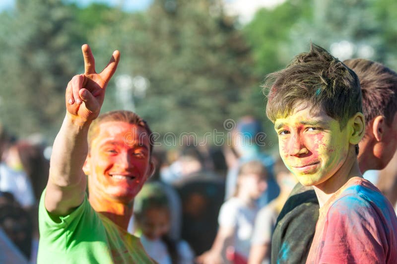 Jongeren Bij Het Festival Van Holi Redactionele Afbeelding - Image of ...