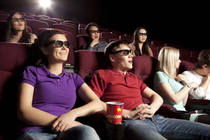 Jongeren Die Bij De Bioskoop Zitten Op Een Film Letten En P Eten Stock