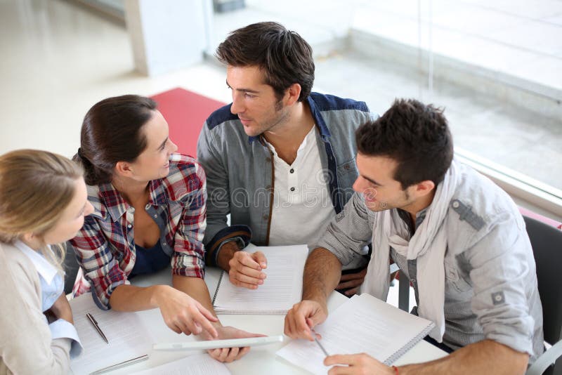 Jongeren Die Bij Lijst Samenkomen Stock Afbeelding - Image of binnen ...