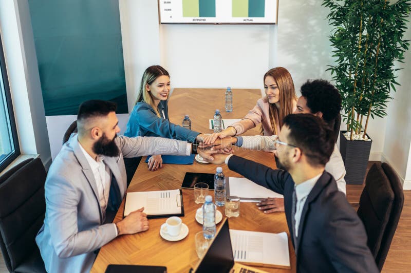 Jongeren Die Hun Eenheid Tonen. Medewerkers En Medewerkers Van De Groep ... Jongeren Die Hun Eenheid Tonen. Medewerkers En Medewerkers Van De Groep ...