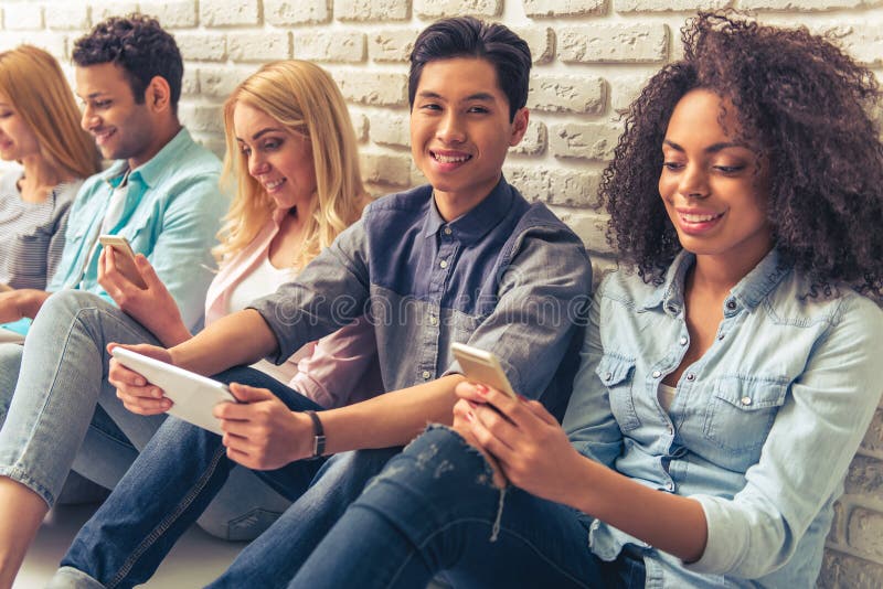 Jongeren met gadgets stock afbeelding. Image of mobiel - 72207515
