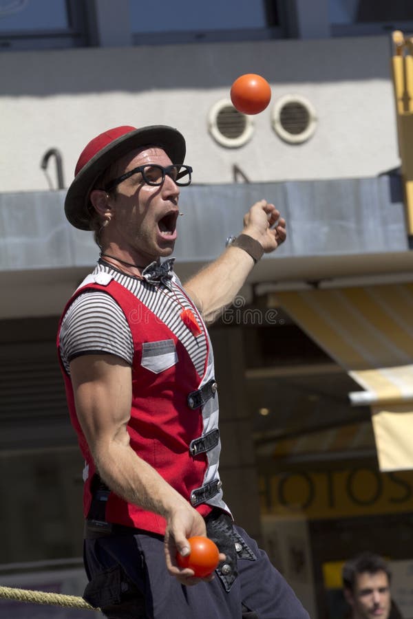 Jongleur, Der Mit Drei Schalen Spielt. Redaktionelles Stockfoto - Bild ...