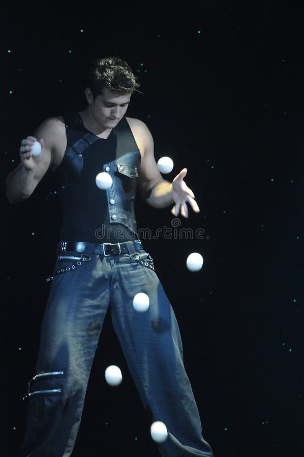 Jongleur Performing Live image éditorial. Image du homme - 40870555