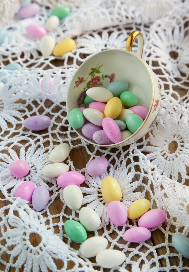 Jordan Almond Candies En Taza Imagen de archivo - Imagen de jordania ...