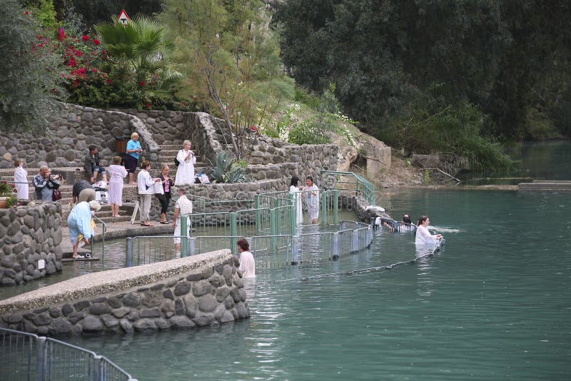 Heiliges Wasser Des Flusses Jordanien Stockfoto - Bild von christ ...