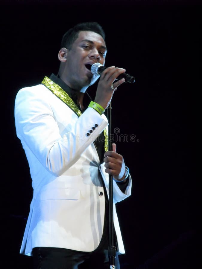Joshua Ledet editorial stock photo. Image of sing, microphone - 27075393