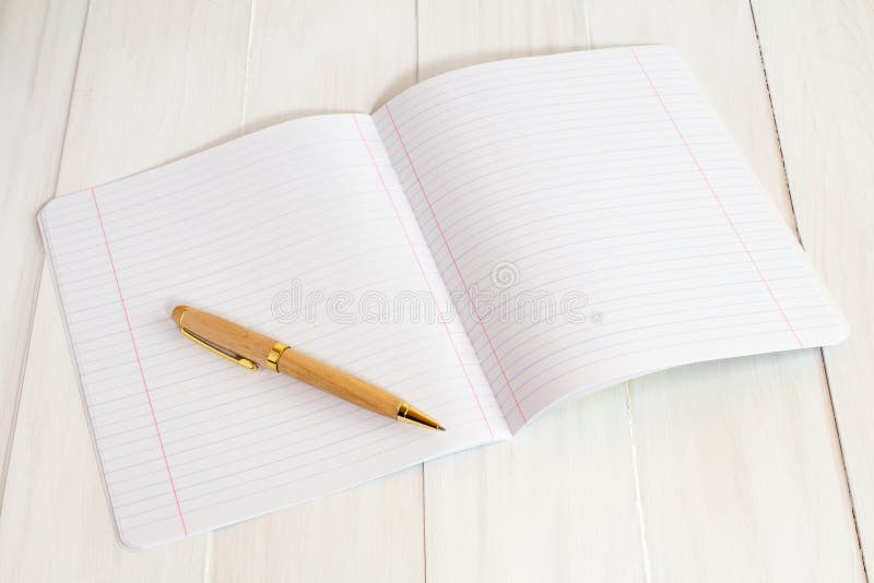 Quaderno Con Una Penna Sulla Tavola Fotografia Stock - Immagine di libro, studio: 35177710