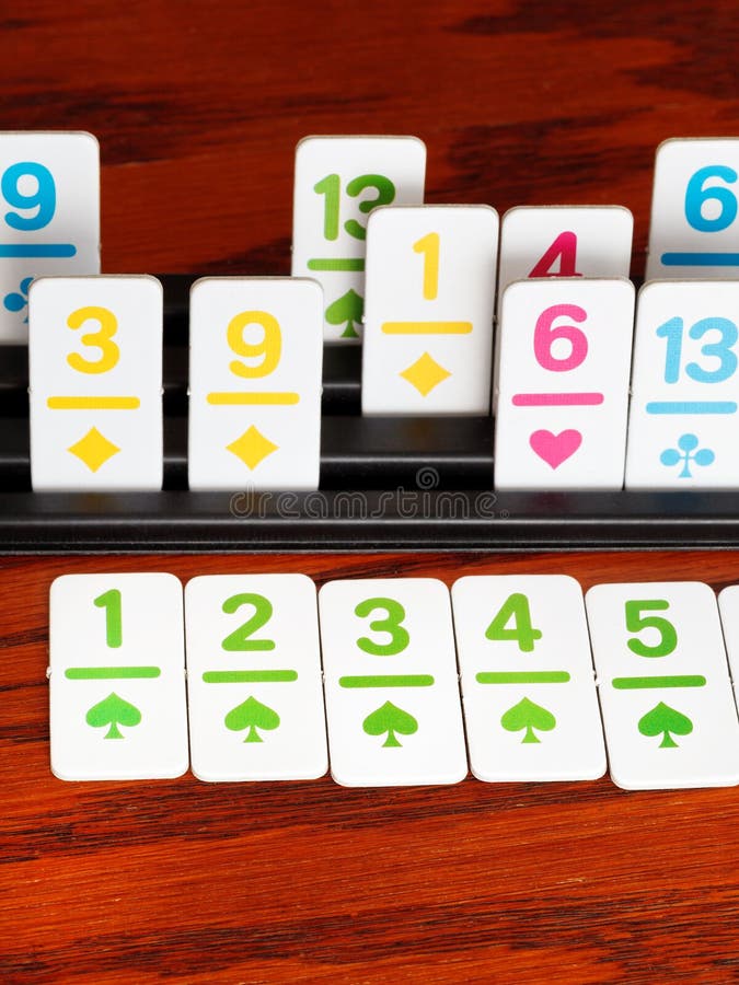Jouer Dans Le Jeu De Carte De Rami Photo stock - Image du carte ...