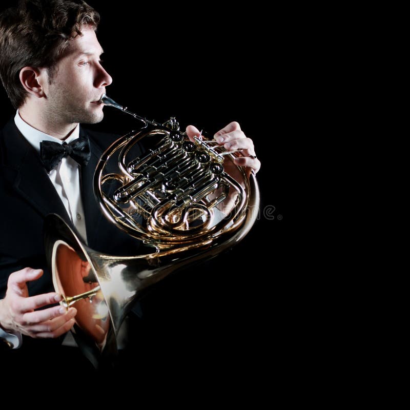 Joueur de cor d'harmonie image stock. Image du double - 79020247