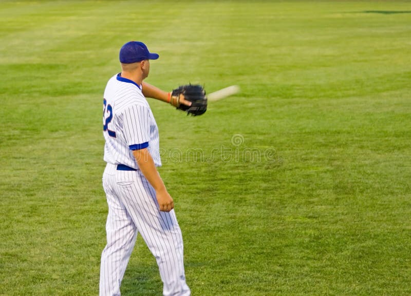 Base-ball Heureux Team with Trophy on Field Photo stock - Image du ...