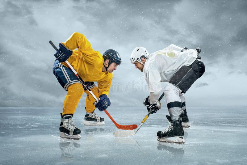 Joueurs de hockey de glace photo stock. Image du galet - 37363296