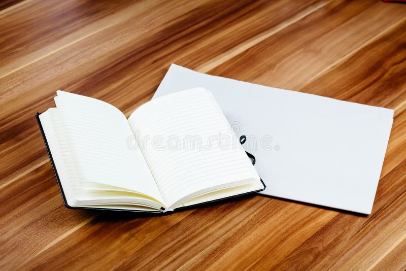 Journal Vide Et Carnet Ouvert Sur Une Table En Bois Brune Image stock ...