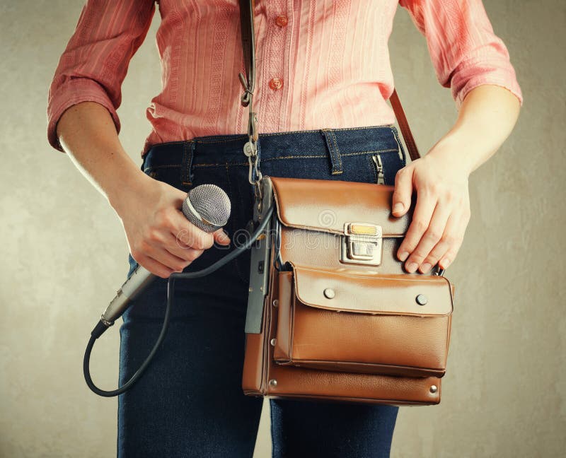 Journalista Com O Microfone Isolado No Fundo Branco Foto de Stock ...