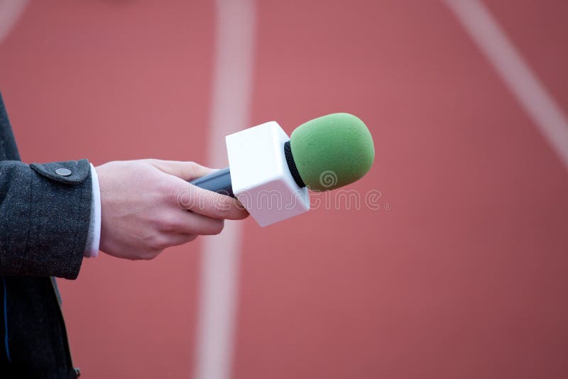 Journaliste Tenant Le Microphone Image stock - Image du fond, émissions ...