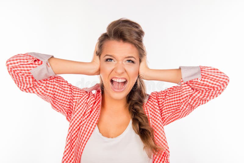 Jovem Aborrecida Gritando E Cobrindo Os Ouvidos Imagem de Stock ...