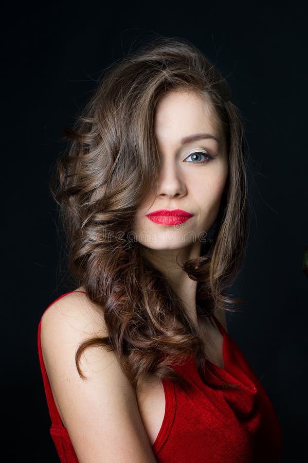 Jovem Mulher Bonita No Vestido Vermelho Que Guarda A Arma Foto De Stock