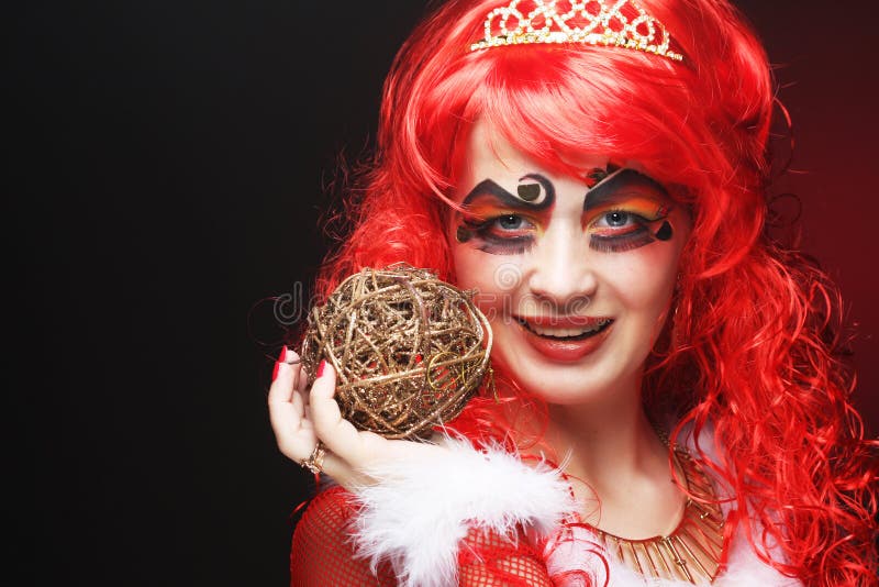 Jovem Mulher Com Peruca E Coroa Encaracolada. Estilo Princesa ... Jovem Mulher Com Peruca E Coroa Encaracolada. Estilo Princesa ...