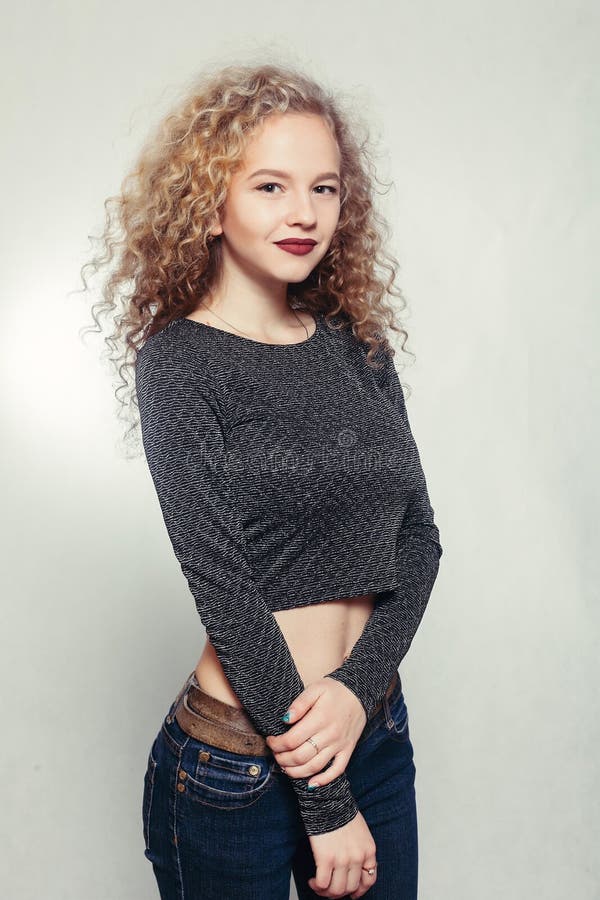 Jovem Mulher Da Beleza Com Cabelo Grande E Longo Encaracolado Imagem De
