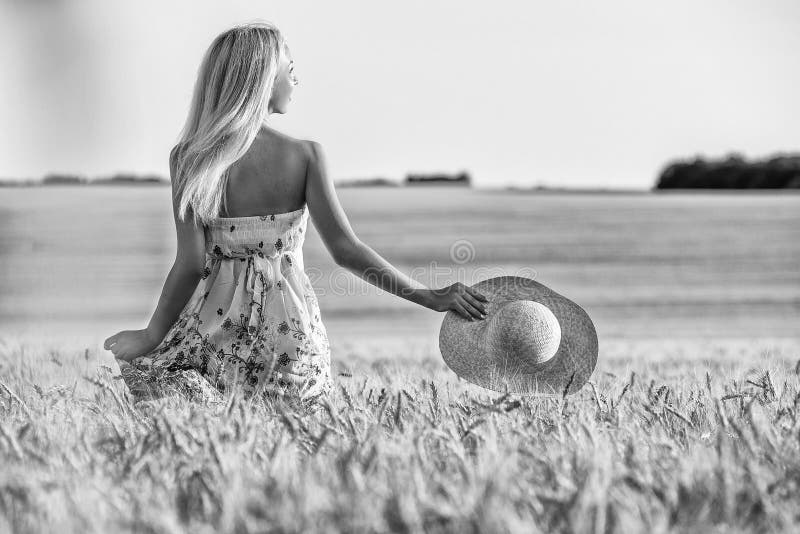 Jovem Mulher Feliz Em Um Campo De Trigo Foto De Stock Imagem De