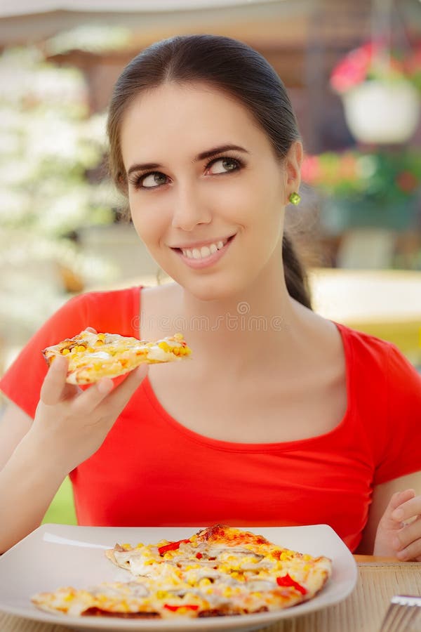 Jovem Mulher Feliz Que Come a Pizza Imagem de Stock - Imagem de ...