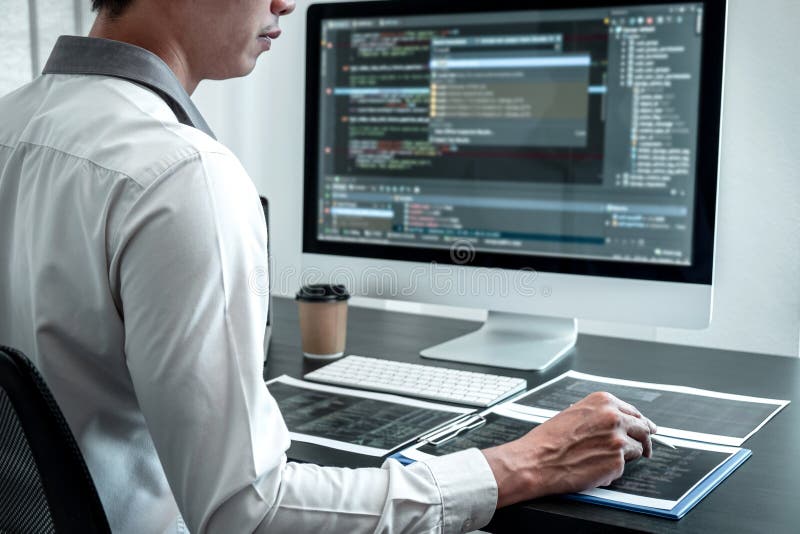 Jovem Programador Que Trabalha Em Computador Javascript De Software No ...