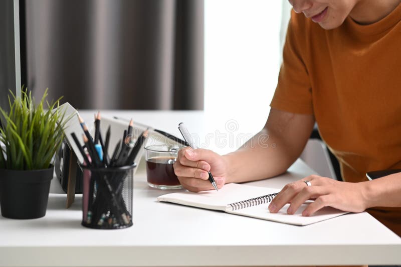 Pessoa Anotando No Notebook E Usando Laptop Em Casa. Foto de Stock ...