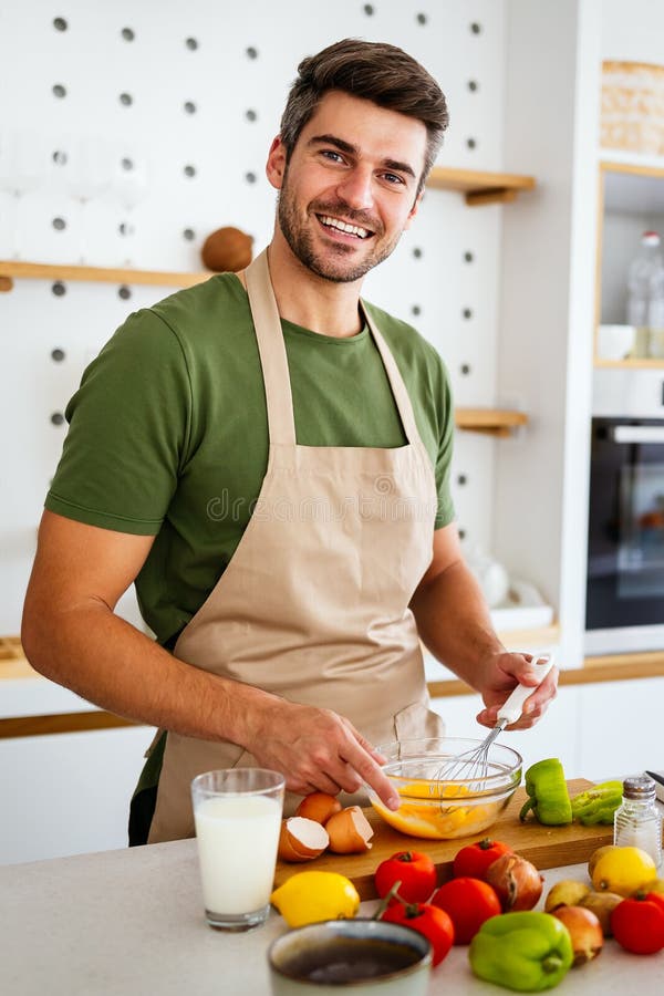 Joven Alegre Preparando Comida Saludable En La Cocina Foto de archivo ...