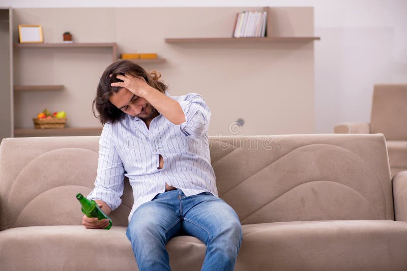 Joven Bebiendo Alcohol En Casa Foto de archivo - Imagen de casero ...