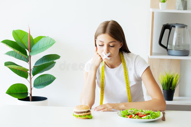Joven Con Cinta Adhesiva Sobre La Boca Que Le Impide Comer Comida ...