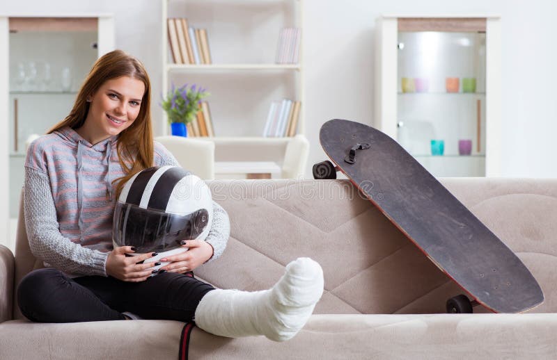 Joven Con La Pierna Rota En Casa Foto de archivo - Imagen de optimista ...