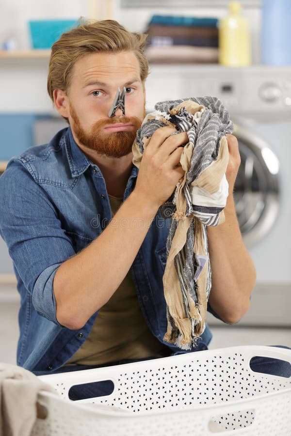 Joven Con Ropa Maloliente Y Sucia Imagen de archivo - Imagen de textil ...
