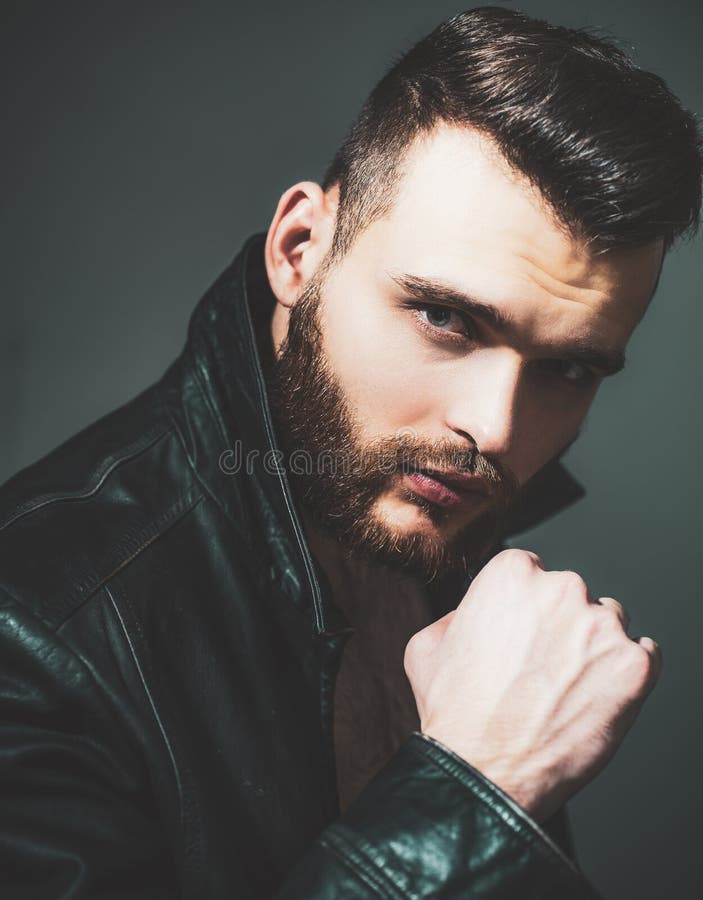 Joven De Moda. Un Tipo Guapo Con Cara Segura. Imagen de archivo ...