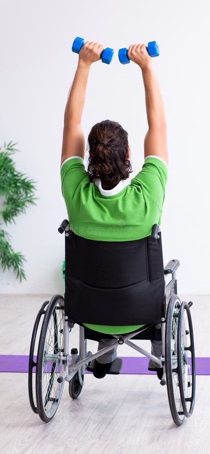 Joven En Silla De Ruedas Haciendo Ejercicios En Casa Imagen de archivo ...