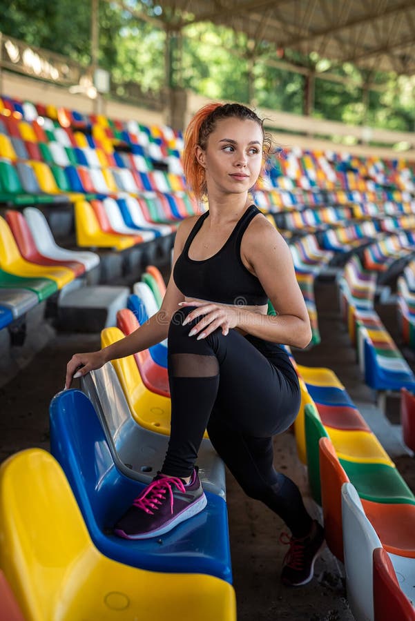 Joven Entrenadora Haciendo Ejercicios De Yoga En El Estadio Imagen de ... Joven Entrenadora Haciendo Ejercicios De Yoga En El Estadio Imagen de ...