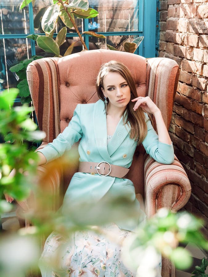 Joven Modelo Hermosa Sentada Y Mirando Lejos Imagen de archivo - Imagen ...