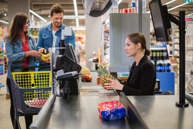 Joven Pareja Comprando Bienes En Un Supermercado Imagen de archivo ...